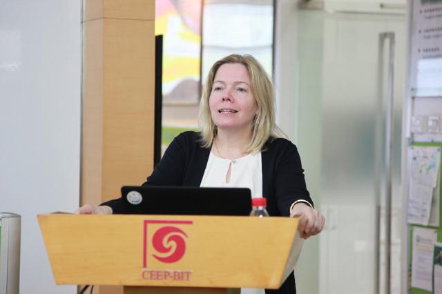 爱思唯尔(Elsevier)期刊项目出版主任Deborah Logan应邀来访-中心新闻-能源与环境政策研究中心